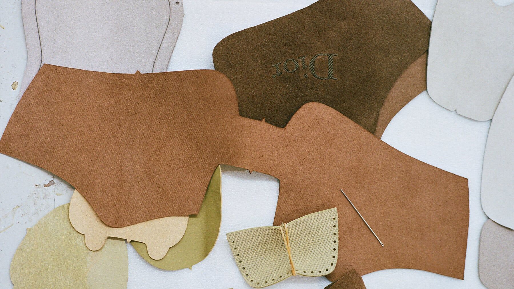 Les sneakers Dior Roadie - news-savoir-faire - Fashion & Accessories | DIOR