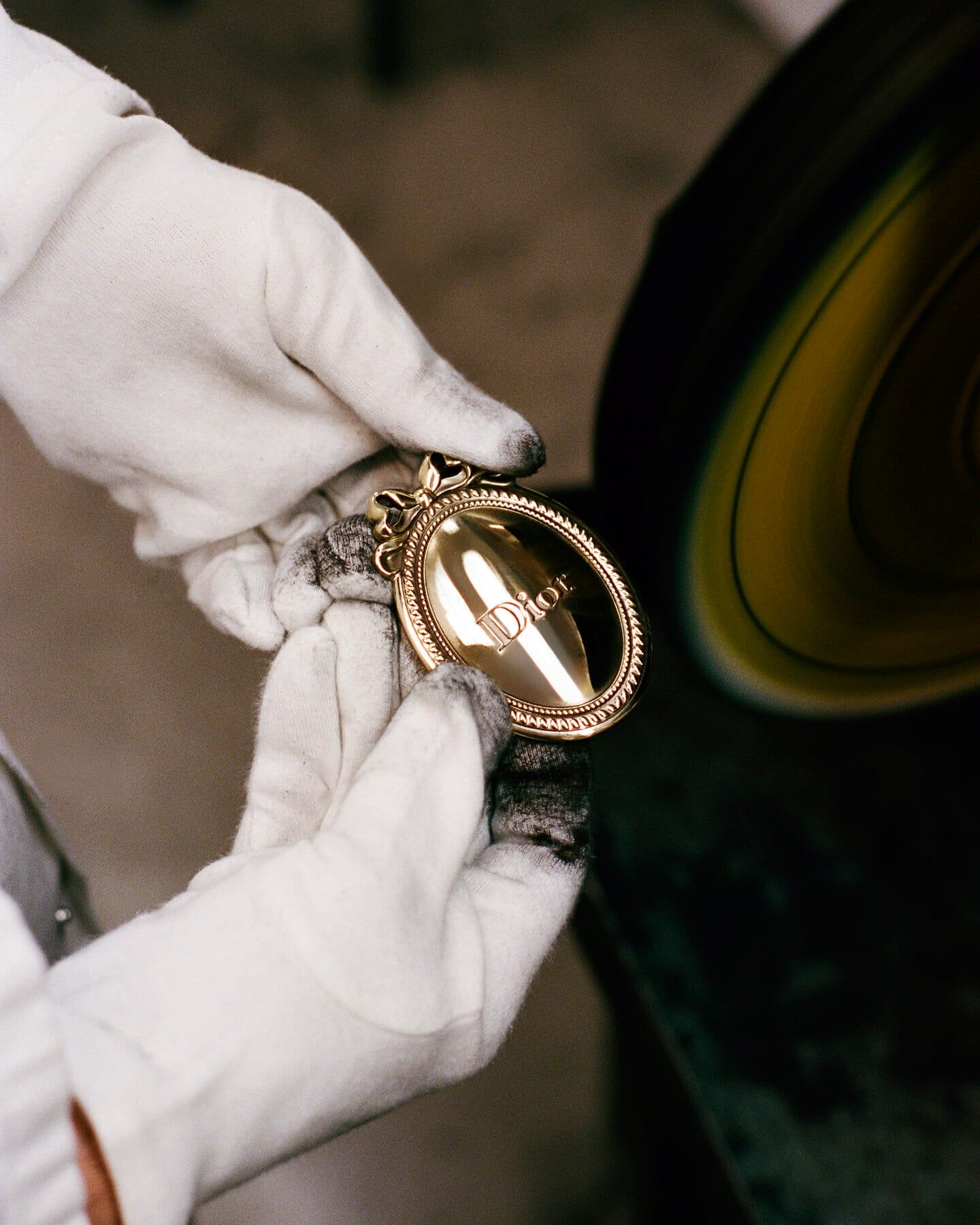The Dior Médaillon Bag - news-savoir-faire - Fashion & Accessories | DIOR