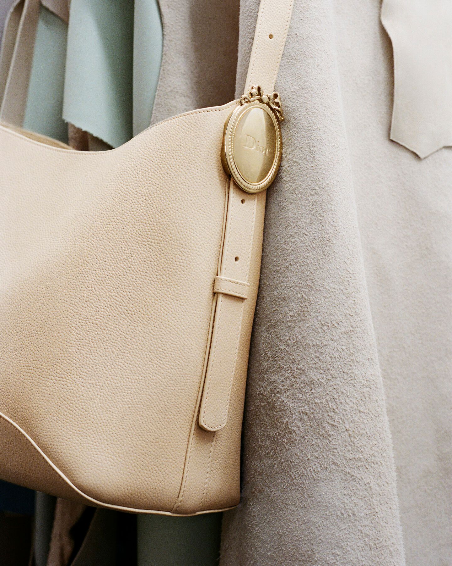 The Dior Médaillon Bag - news-savoir-faire - Fashion & Accessories | DIOR