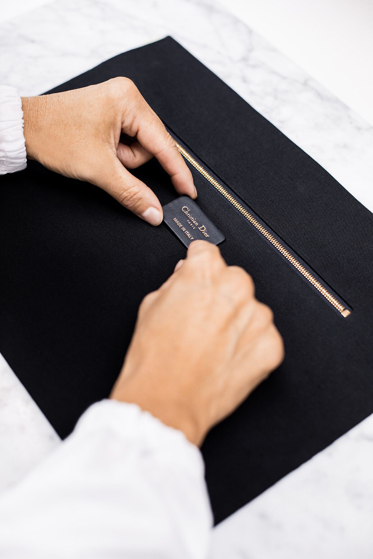 De Dior Book Tote van leer met Macrocannage-motief - News & Défilés | DIOR
